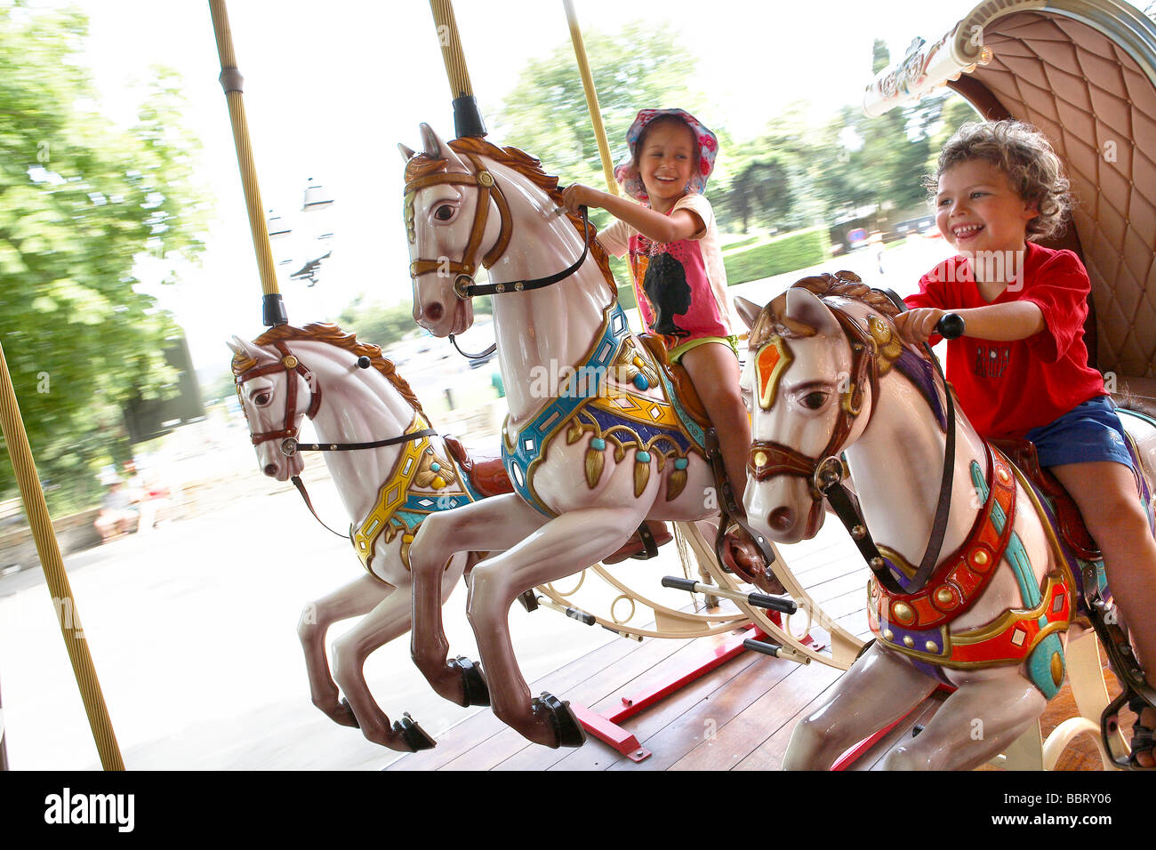 Children at fairground hi-res stock photography and images - Alamy