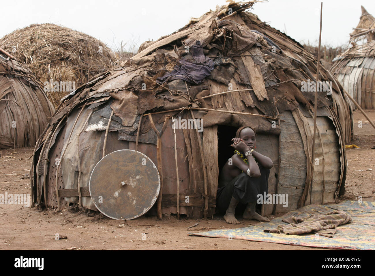 Africa Ethiopia Omo Valley building a hut Daasanach tribe Stock Photo ...