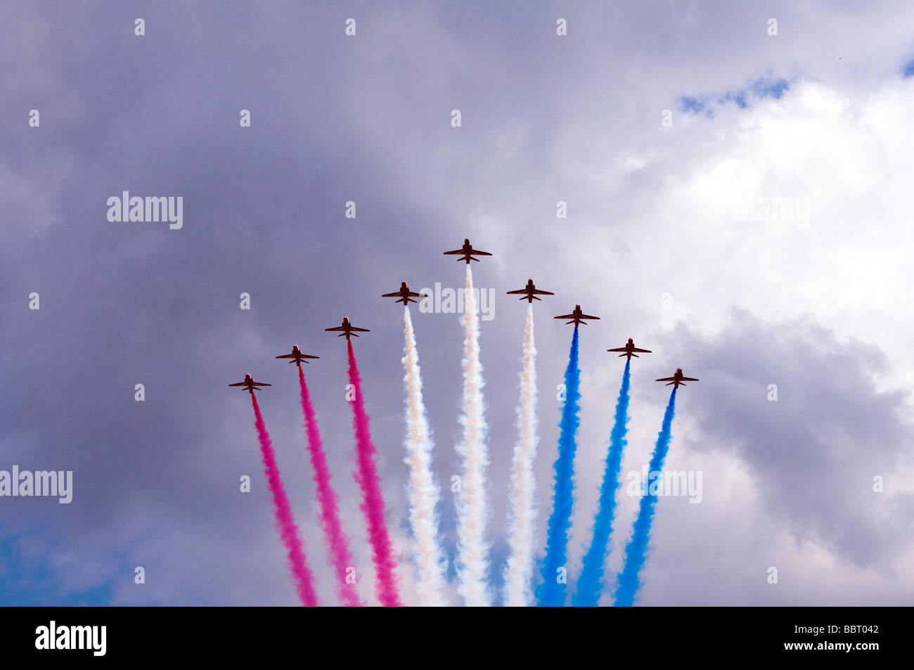 Red arrows fly over london hi-res stock photography and images - Alamy