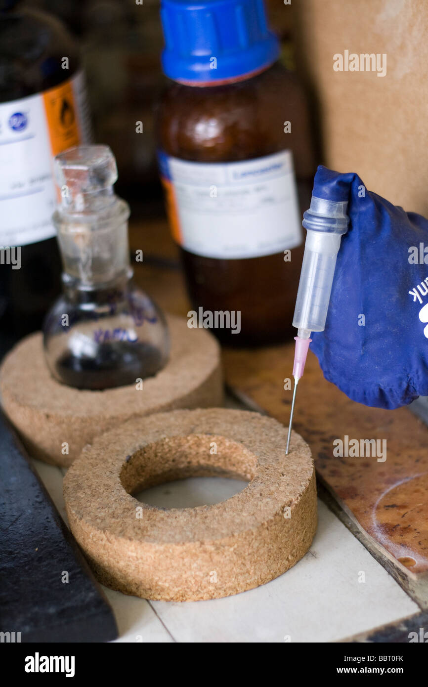 Balloon needle experiment hi-res stock photography and images - Alamy