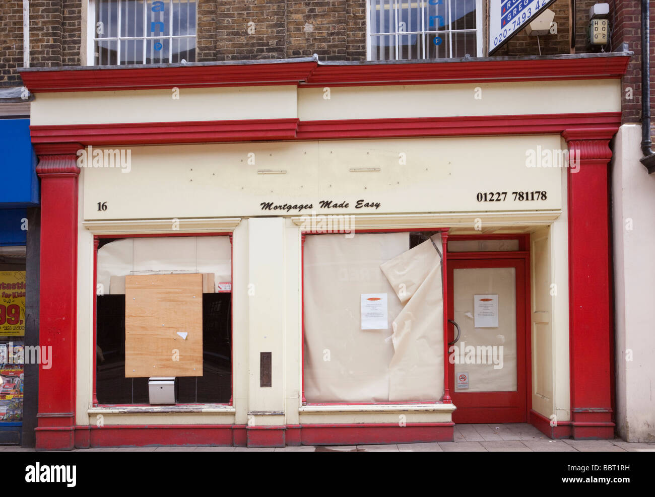 Closed shop window hi-res stock photography and images - Alamy
