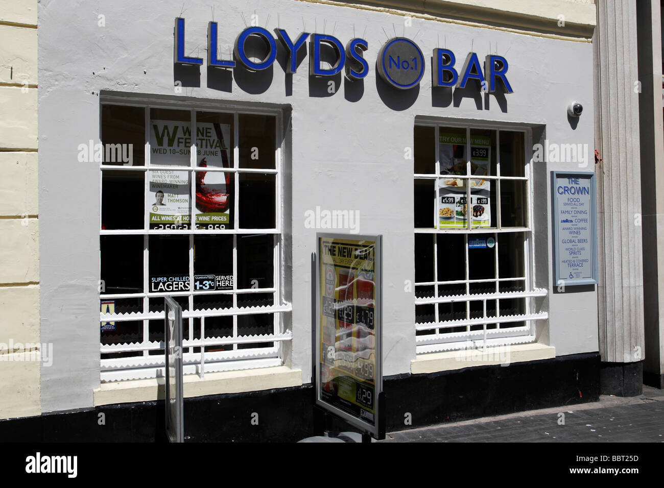 Lloyds pub hi-res stock photography and images - Alamy