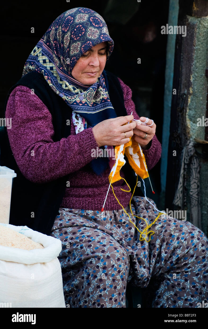 traditional Turkish woman knitting out in the street Stock Photo - Alamy