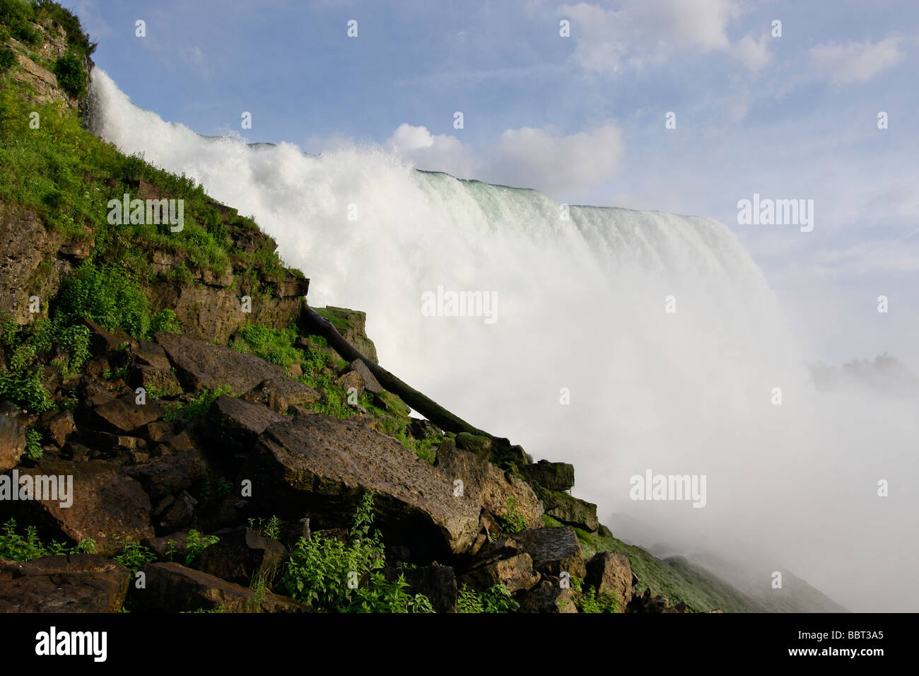 Edge of Niagara falls waterfall in New York NY State Park USA US low ...