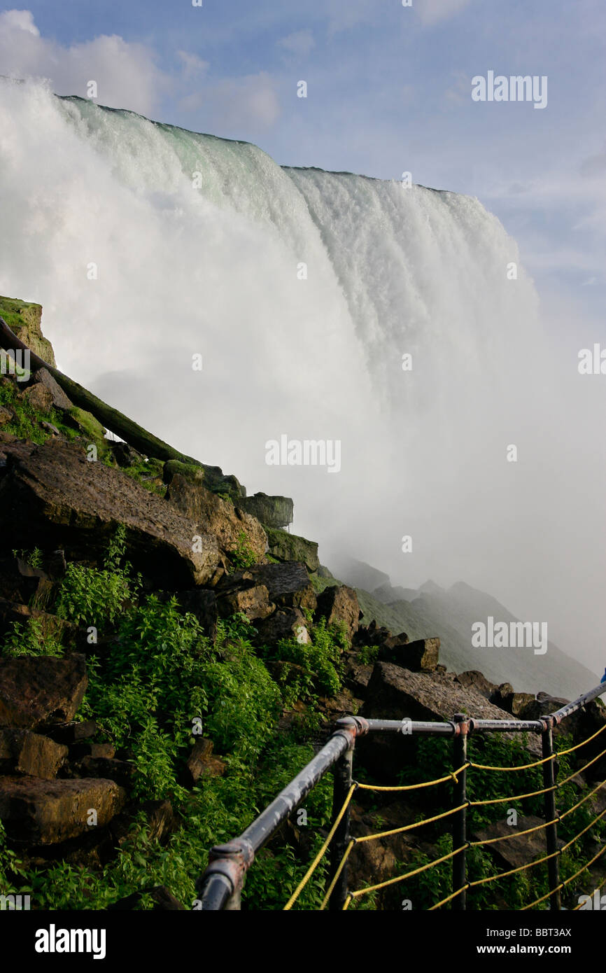 Edge of Niagara falls waterfall in New York NY State Park USA US low ...