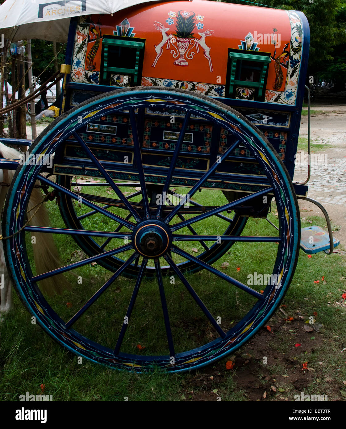 Traditional horse cart and carriage wheel Stock Photo - Alamy