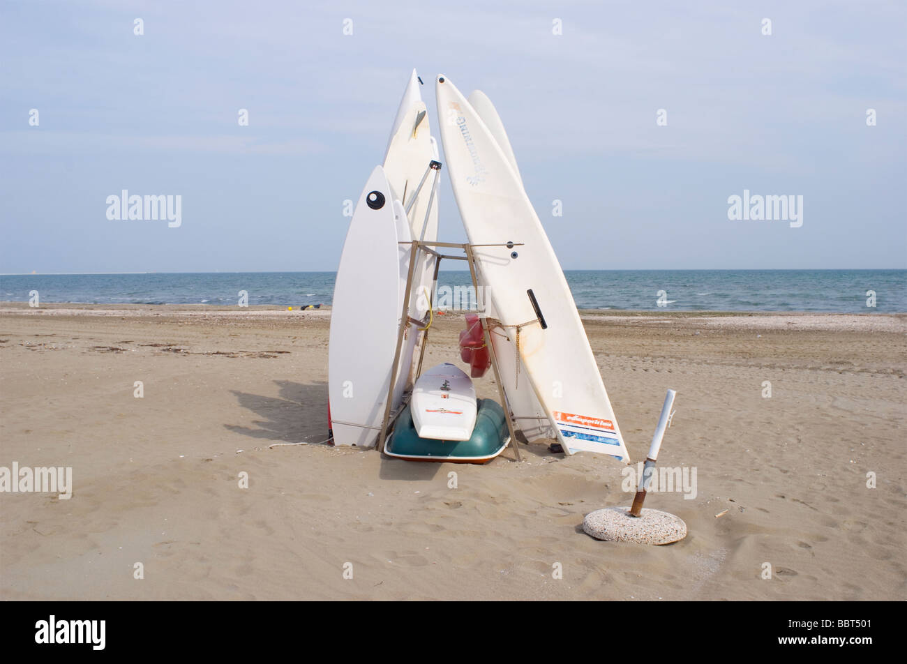 Abandoned surfboard hi-res stock photography and images - Alamy