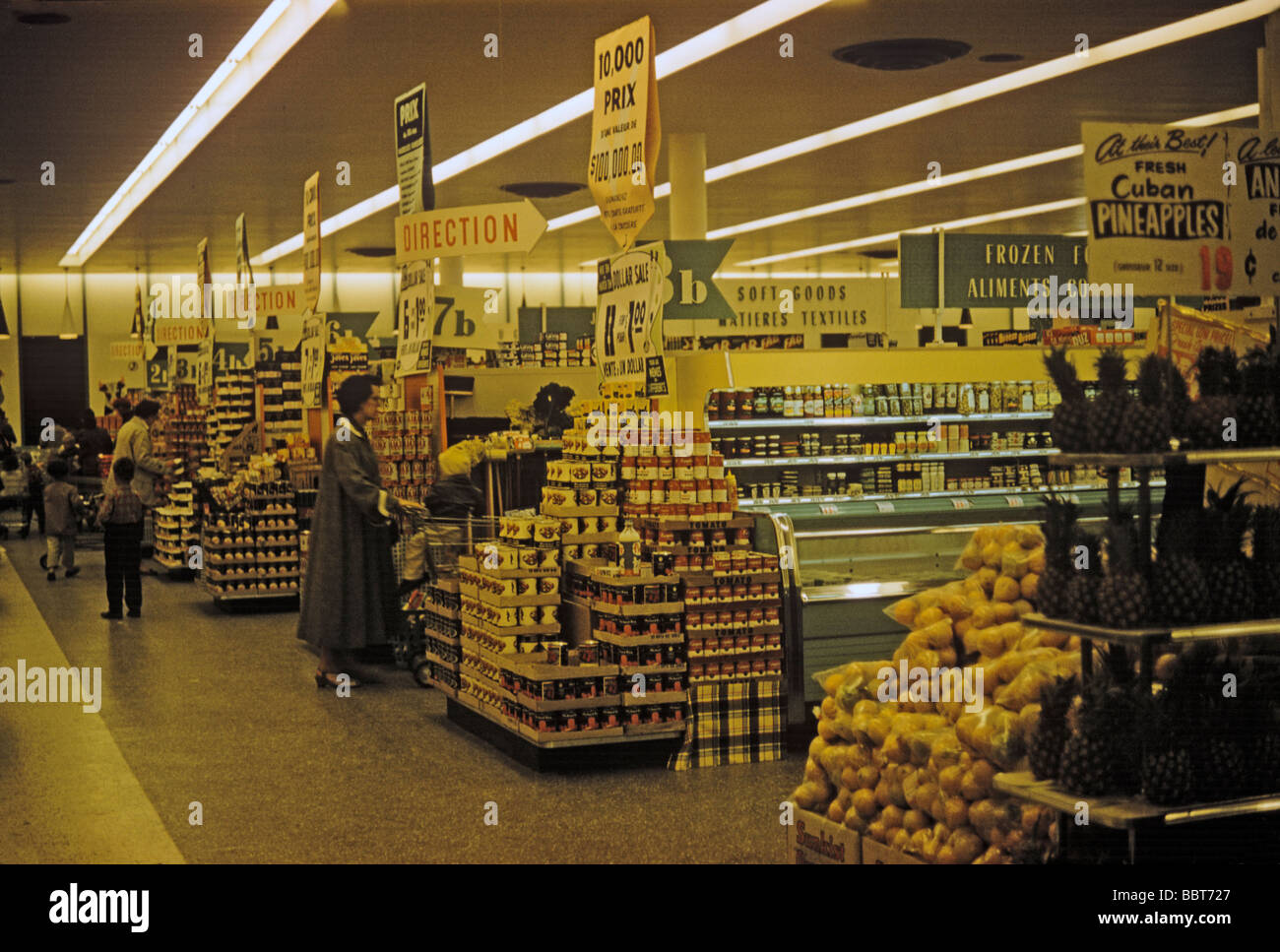 Scene in a Canadian supermarket 1955 Stock Photo - Alamy