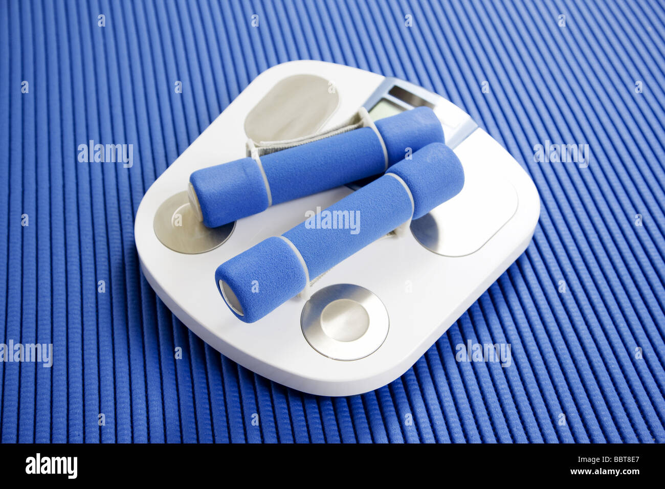 Weighing objects hi-res stock photography and images - Alamy