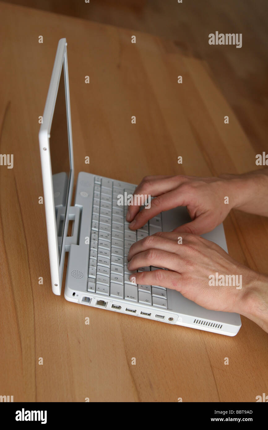 Typing on a notebook - Auf Notebook schreiben Stock Photo - Alamy