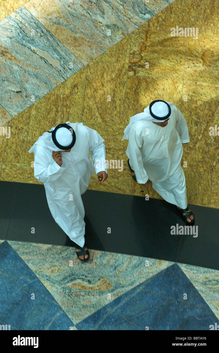 Arabic men talk hi-res stock photography and images - Alamy