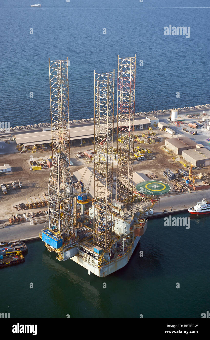 Uae oil platform hi-res stock photography and images - Alamy