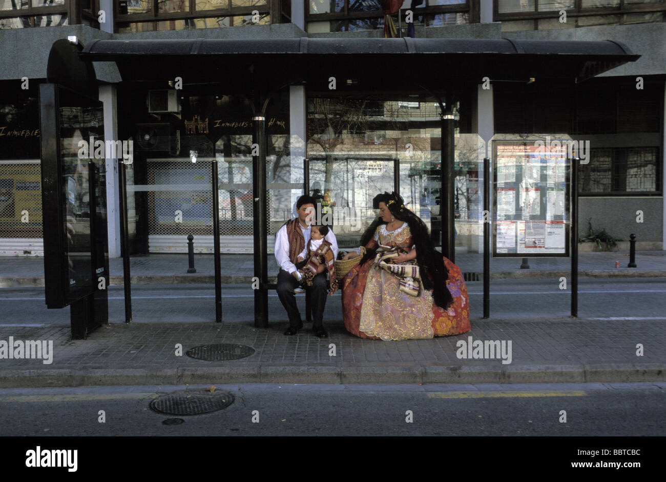 Child parent bus stop hi-res stock photography and images - Alamy