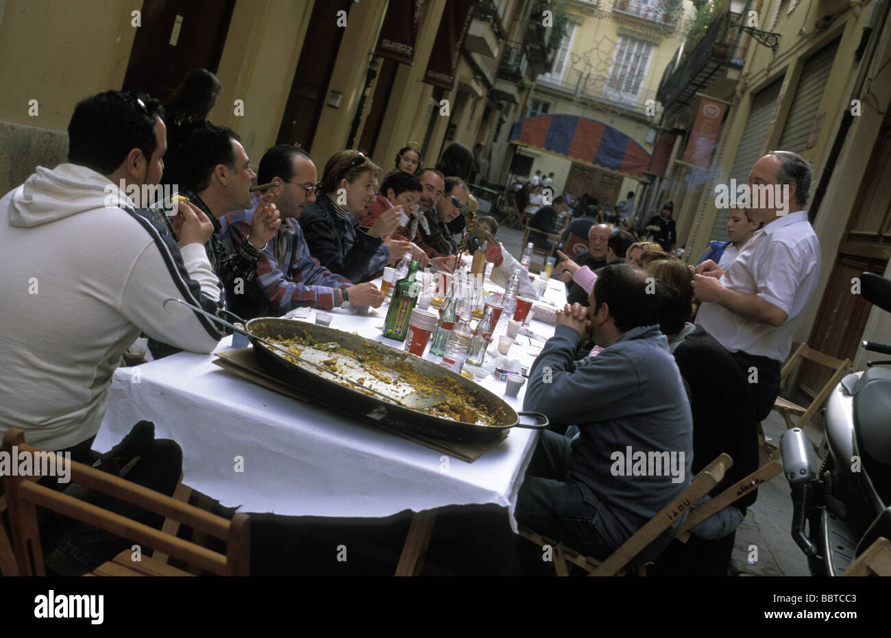 Group people paella hi-res stock photography and images - Alamy