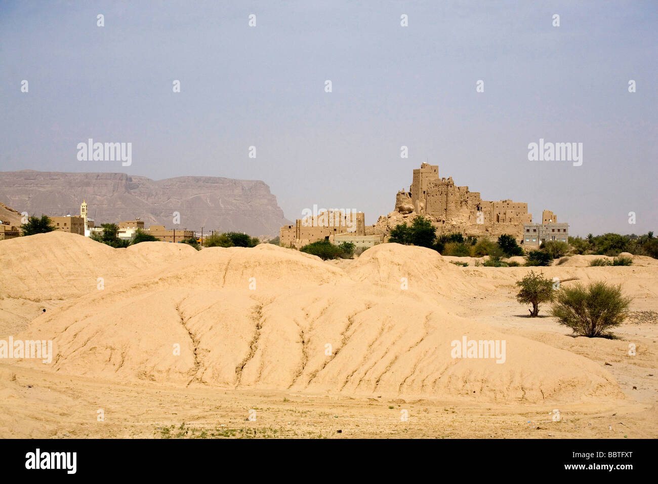Countrywomen with typical straw hat, Hadramout Valley, Shibam, Yemen ...