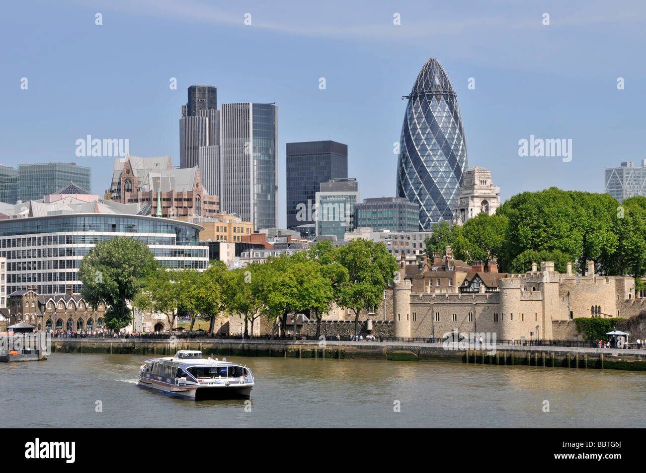 High speed Clipper commuter and tour catamaran in the Pool of London ...