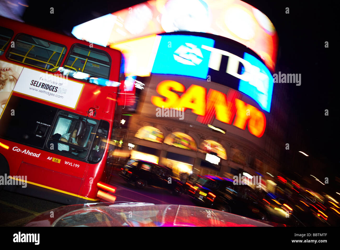 red bus, Piccadilly Circus, London Stock Photo - Alamy