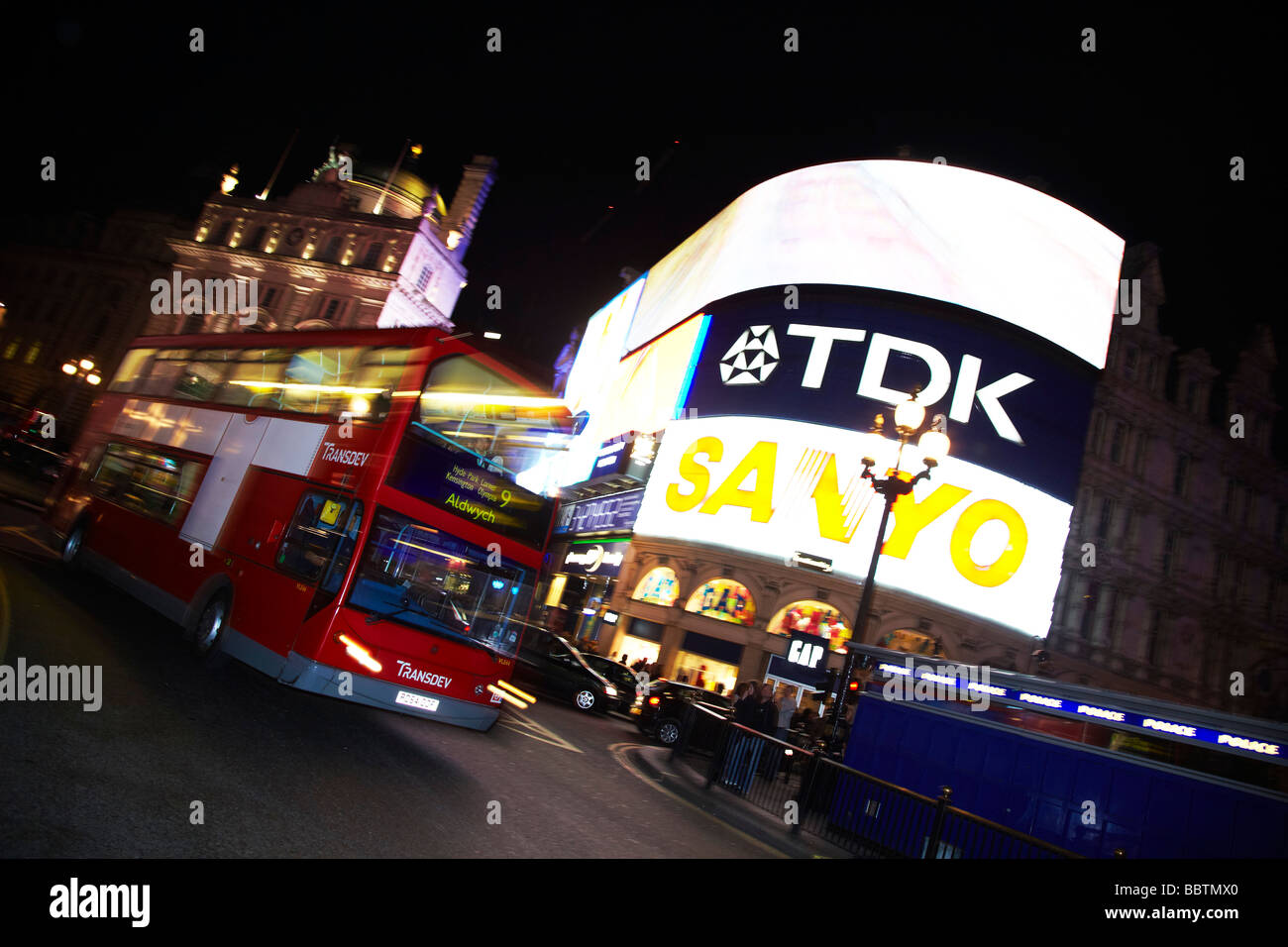 Piccadilly circus london bus hi-res stock photography and images - Alamy