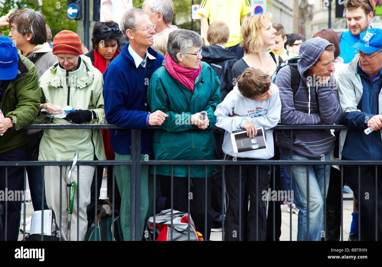 London marathon spectators hi-res stock photography and images - Alamy