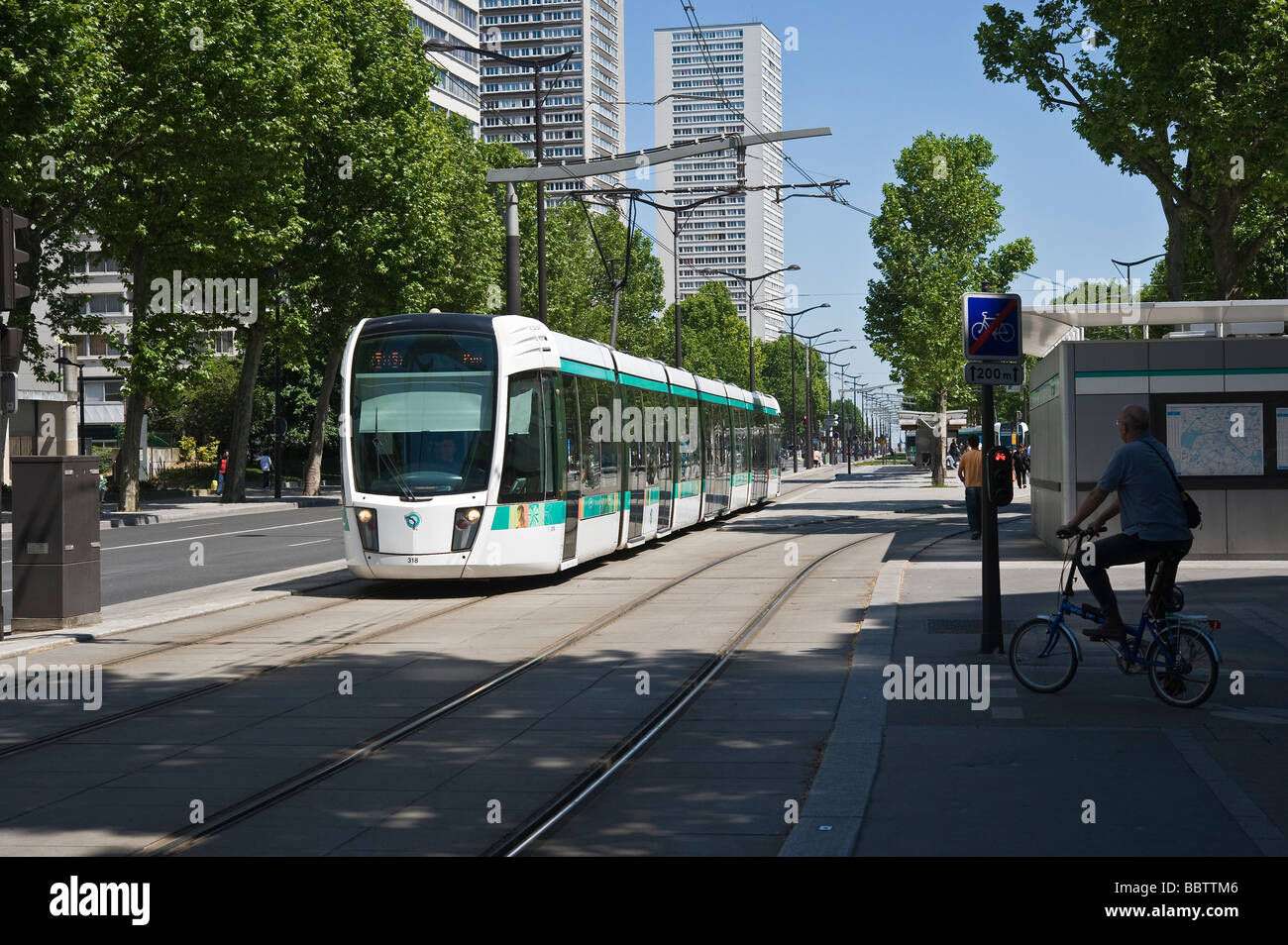 Paris Tramway T3 Stock Photo - Alamy