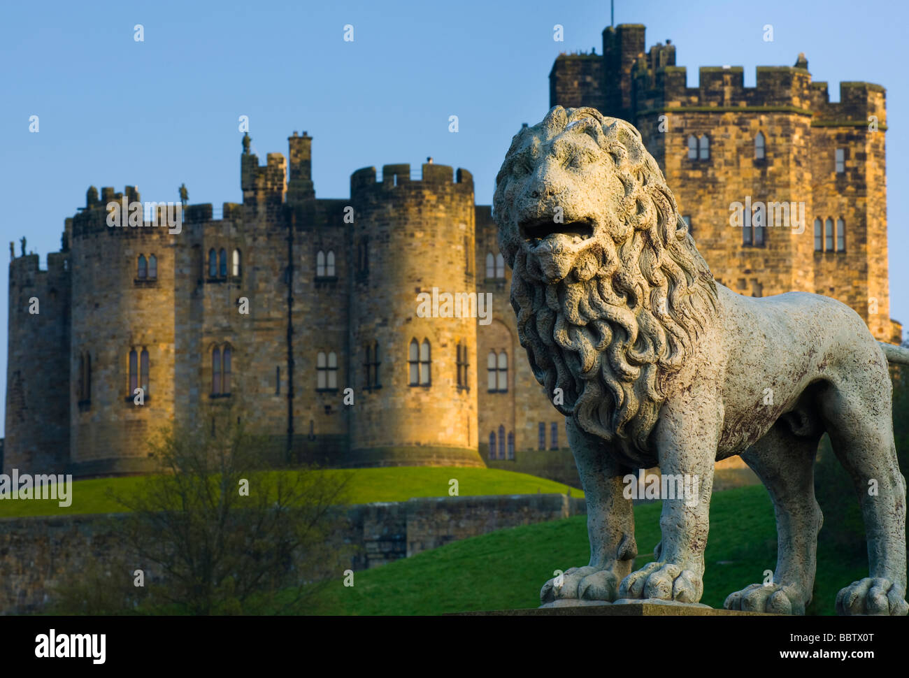 Alnwick castle hi-res stock photography and images - Alamy
