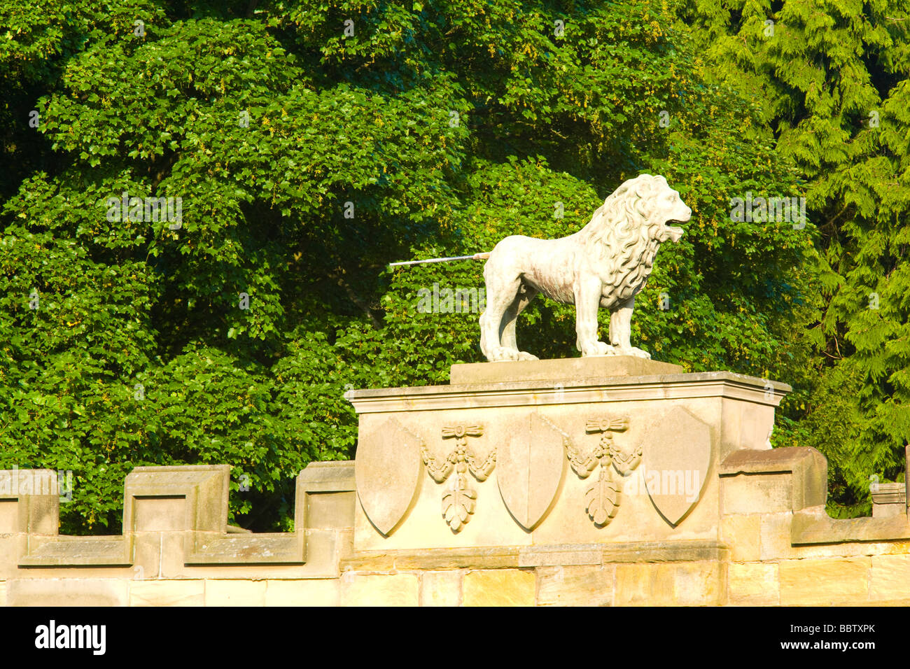 Alnwick lion hi-res stock photography and images - Alamy
