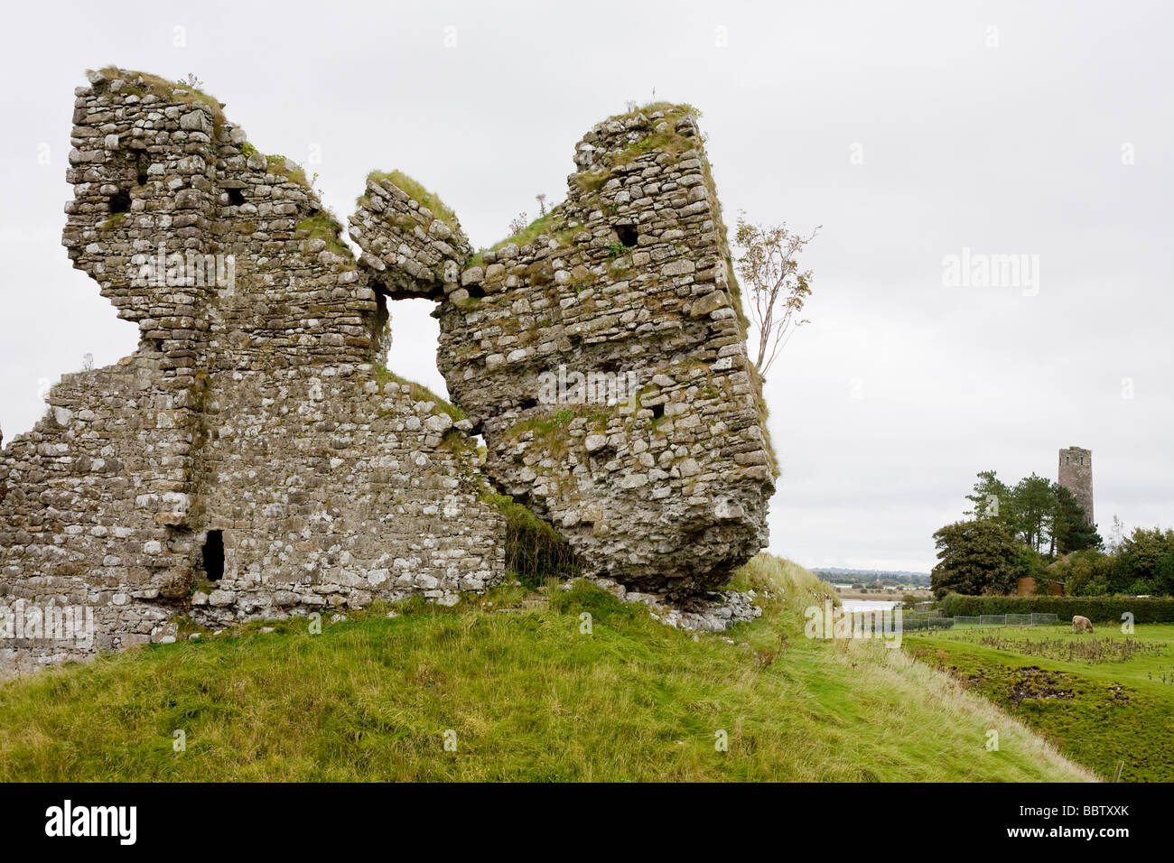13th century medieval round tower fortress of hi-res stock photography ...