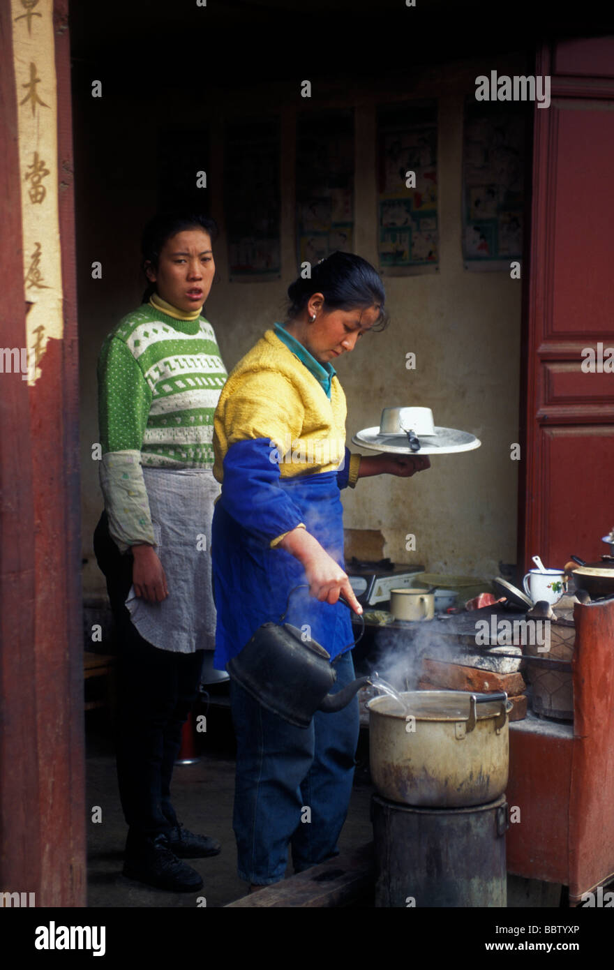 Female cooks china restaurant hi-res stock photography and images - Alamy