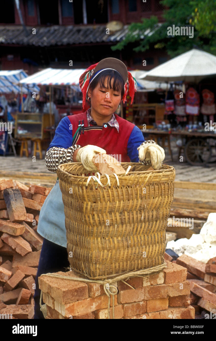 Female chinese workers labor hi-res stock photography and images - Alamy