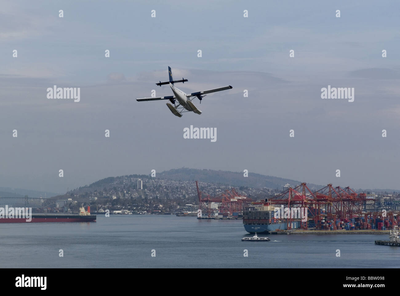 Float planes in harbor vancouver hi-res stock photography and images ...