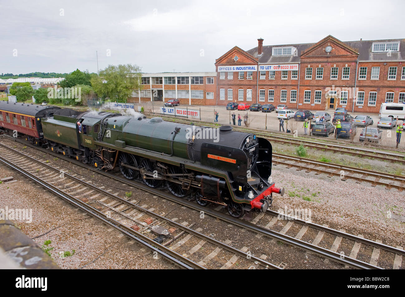Steam Locomotive 70013 'Oliver Cromwell" arrive at Eastleigh Locomotive ...