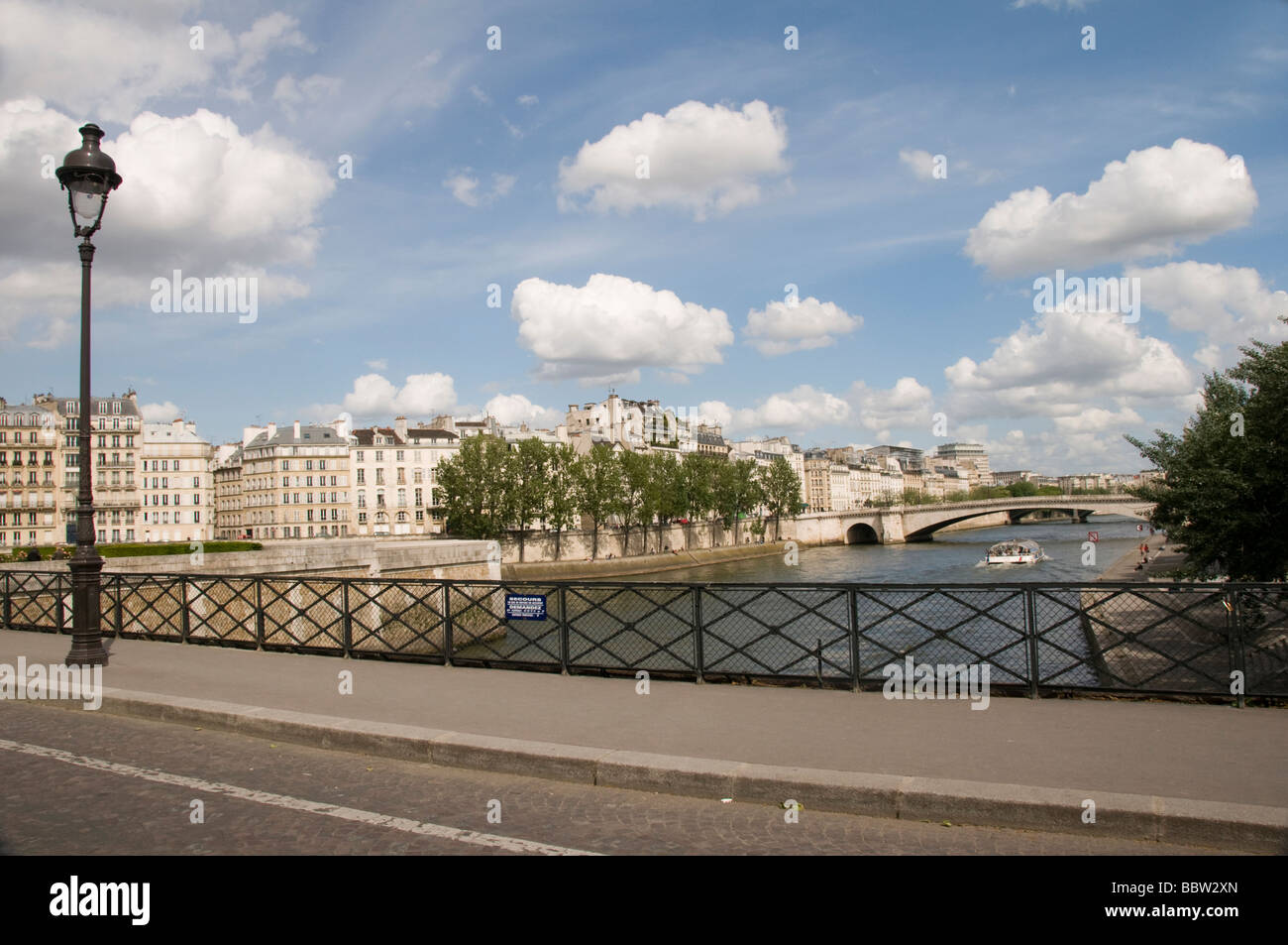 Paris france on the left bank of the seine hi-res stock photography and ...