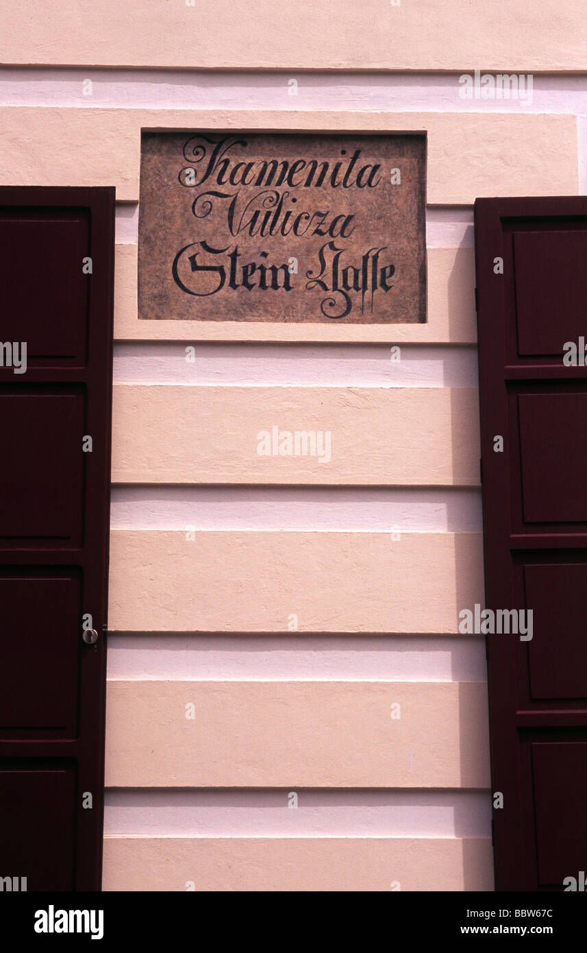 Upper corner of brick wall hi-res stock photography and images - Alamy