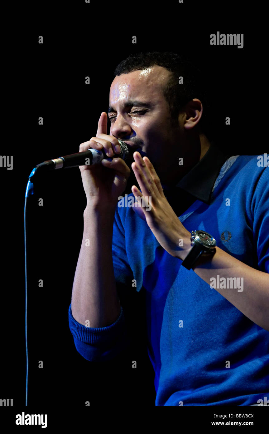 Amy winehouse singing hi-res stock photography and images - Alamy