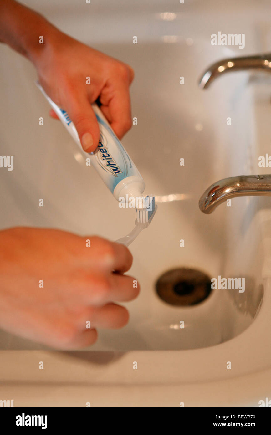 woman using toothbrush and toothpaste Stock Photo - Alamy