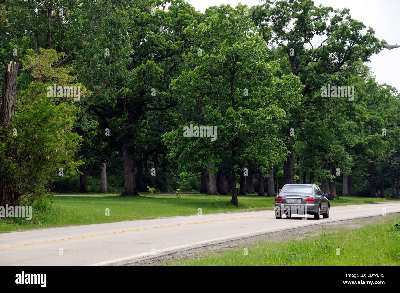 Car driving along straight road hi-res stock photography and images - Alamy