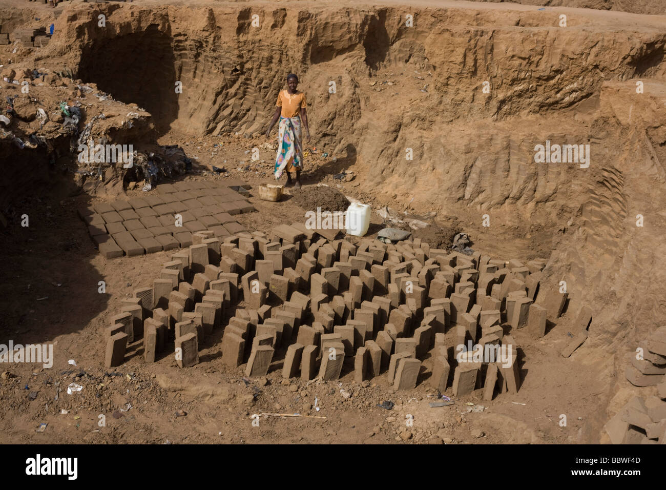 African woman labour bricks hi-res stock photography and images - Alamy