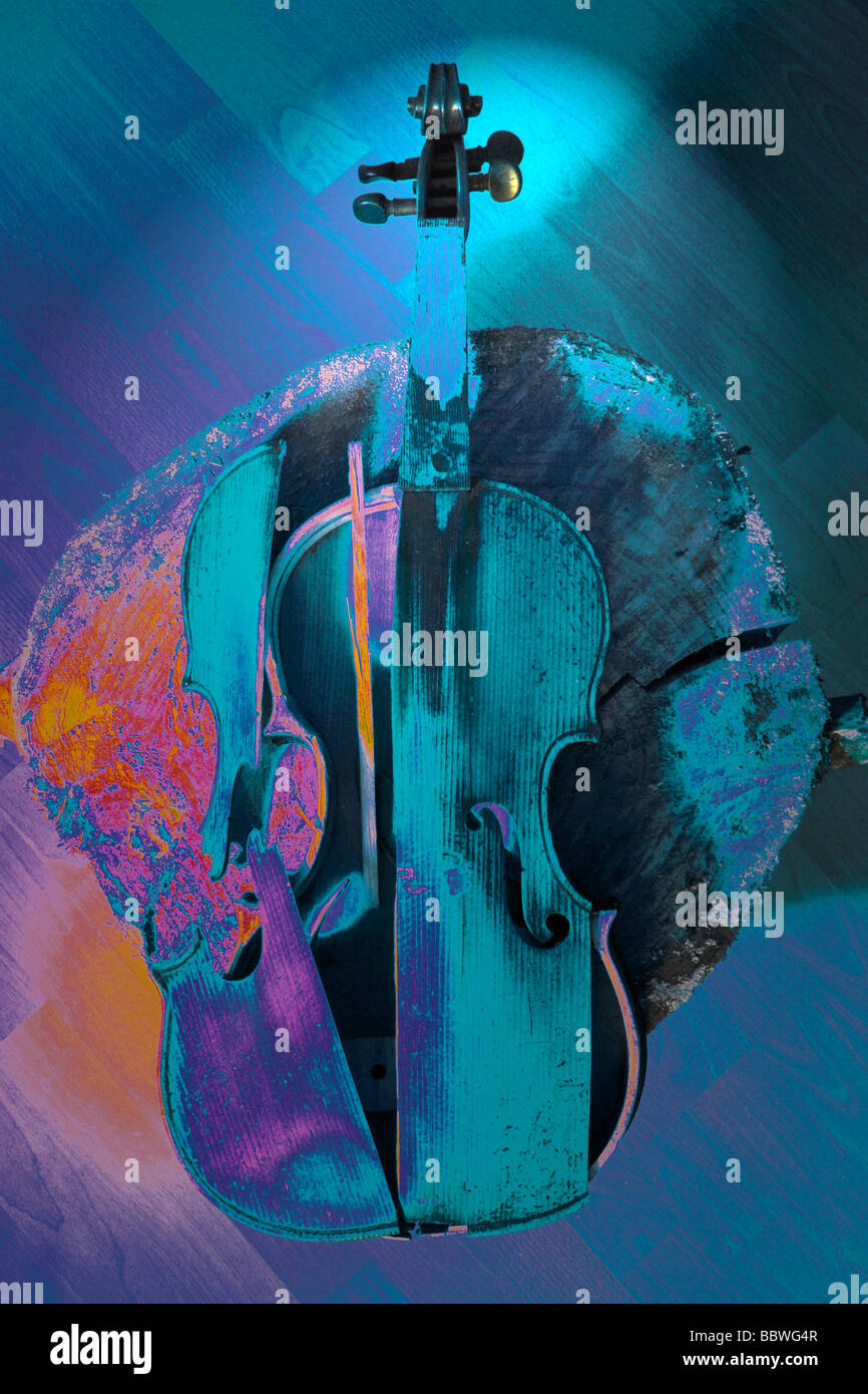 Broken violin hi-res stock photography and images - Alamy