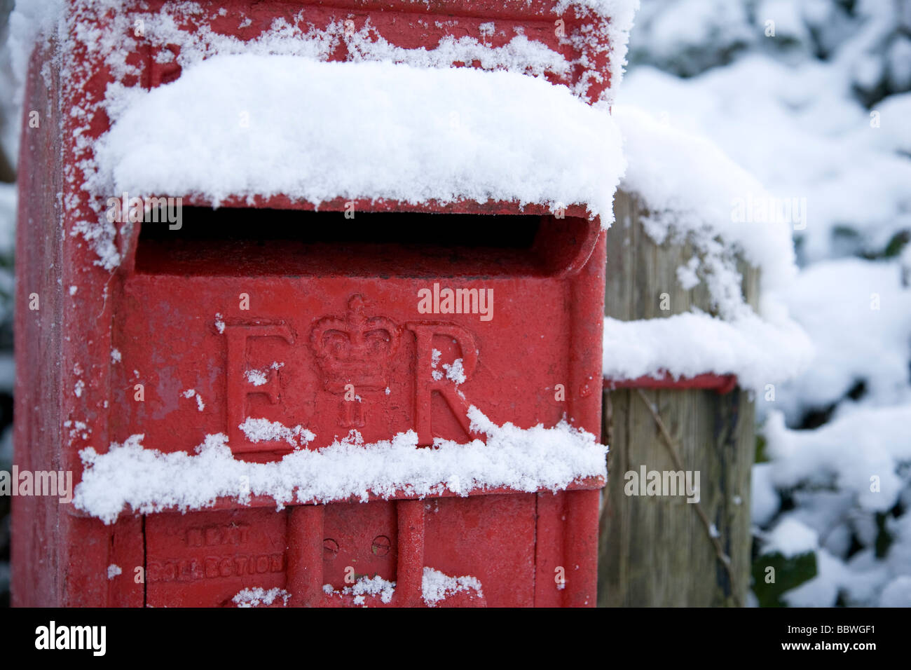 British red post box covered in snow with ER monogram Stock Photo - Alamy