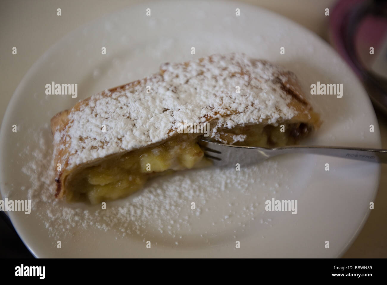 Strudel vienna hi-res stock photography and images - Alamy