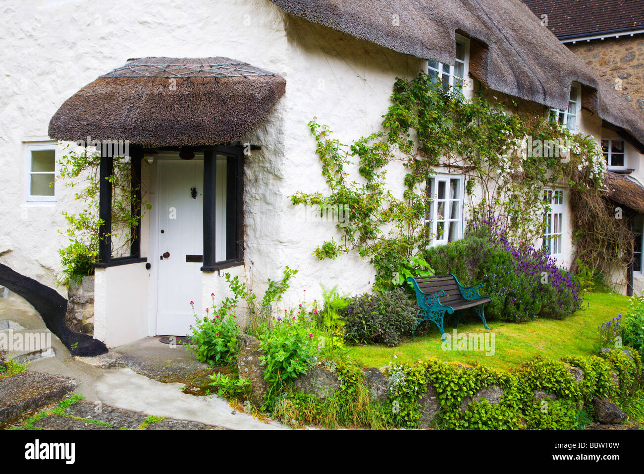 Pretty thatched cottage hi-res stock photography and images - Alamy