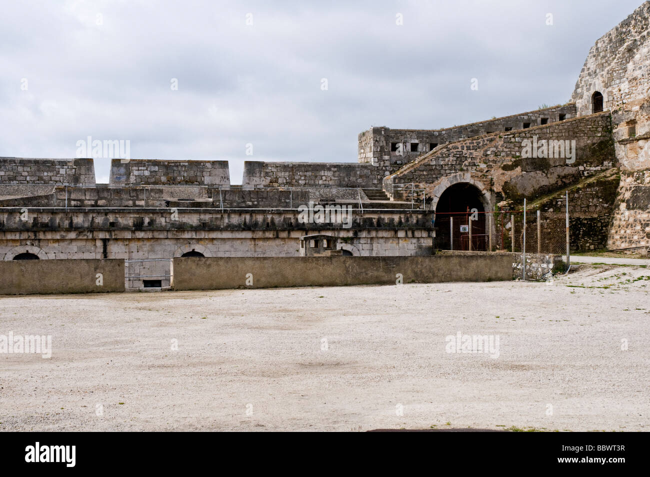 Parapets horizontal hi-res stock photography and images - Alamy