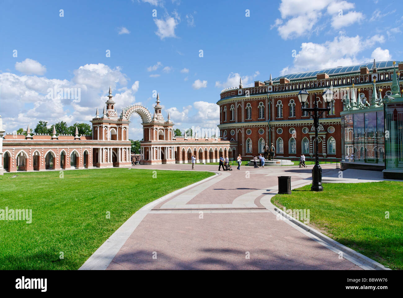 House main gate hi-res stock photography and images - Alamy