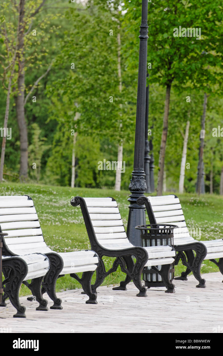 City park benches Stock Photo - Alamy