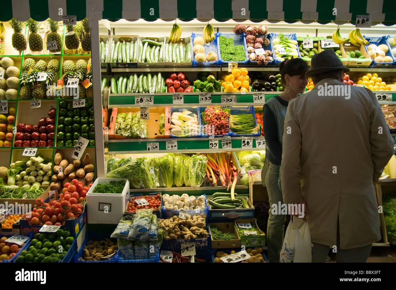 Fruit and vegetable market stand hi-res stock photography and images ...