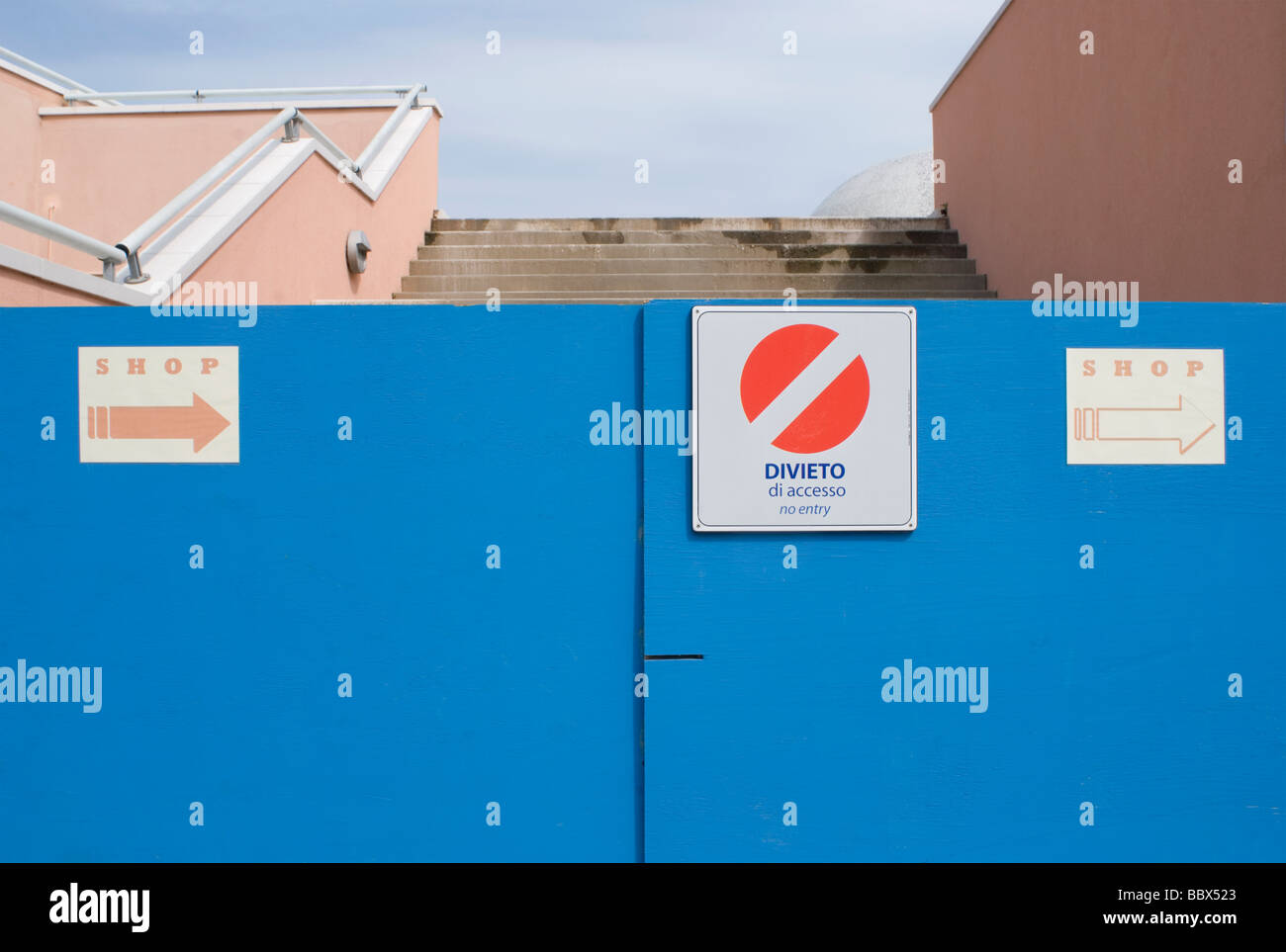 closed wooden gate with no entry sign Stock Photo - Alamy