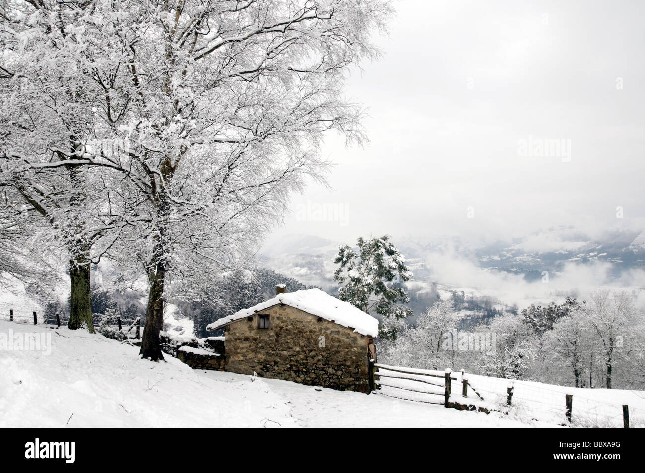 Snow cabin hi-res stock photography and images - Alamy