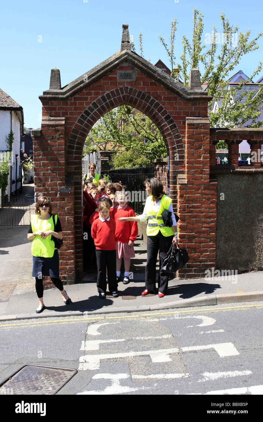 School children crossing road hi-res stock photography and images - Alamy
