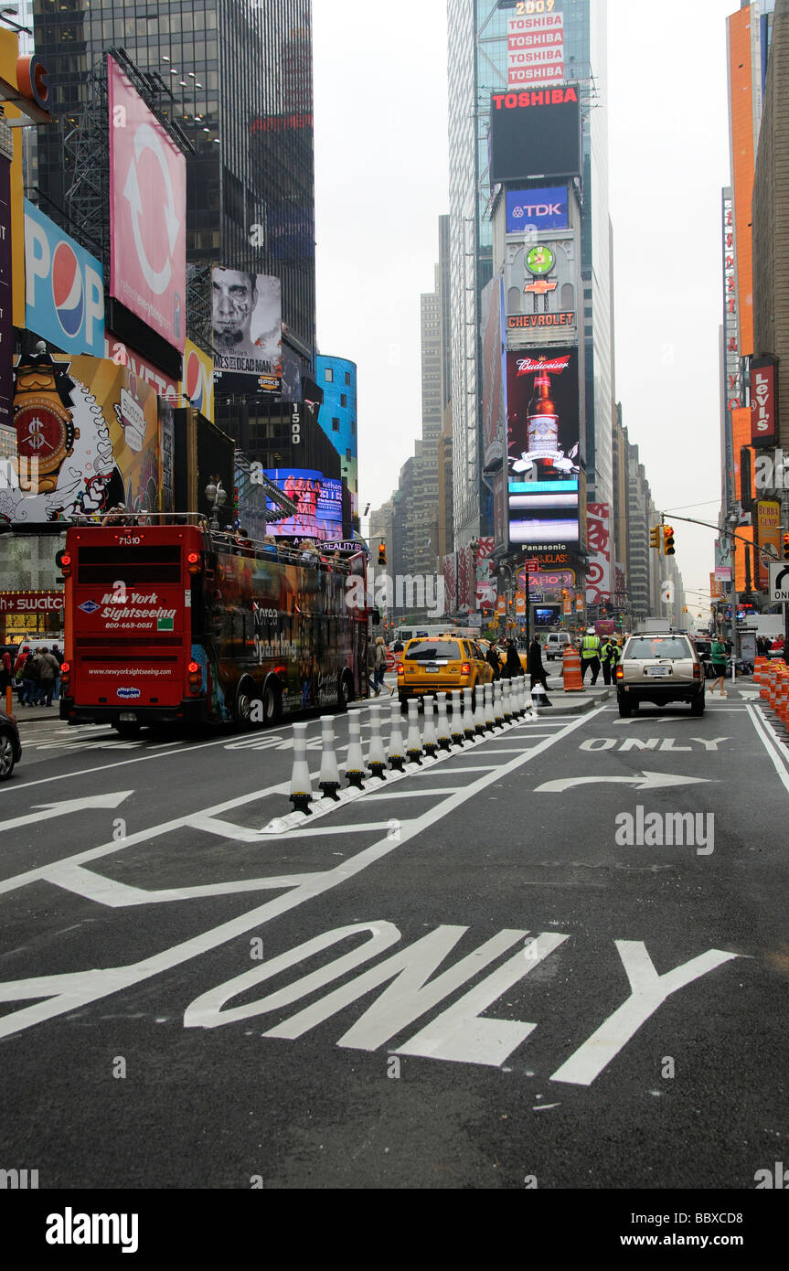 Traffic flow and road markings on Times Square New York Stock Photo - Alamy