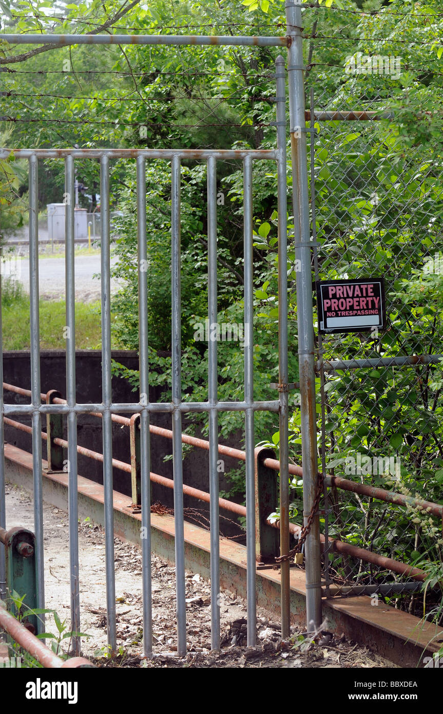 Metal gate with private property keep out sign hi-res stock photography ...